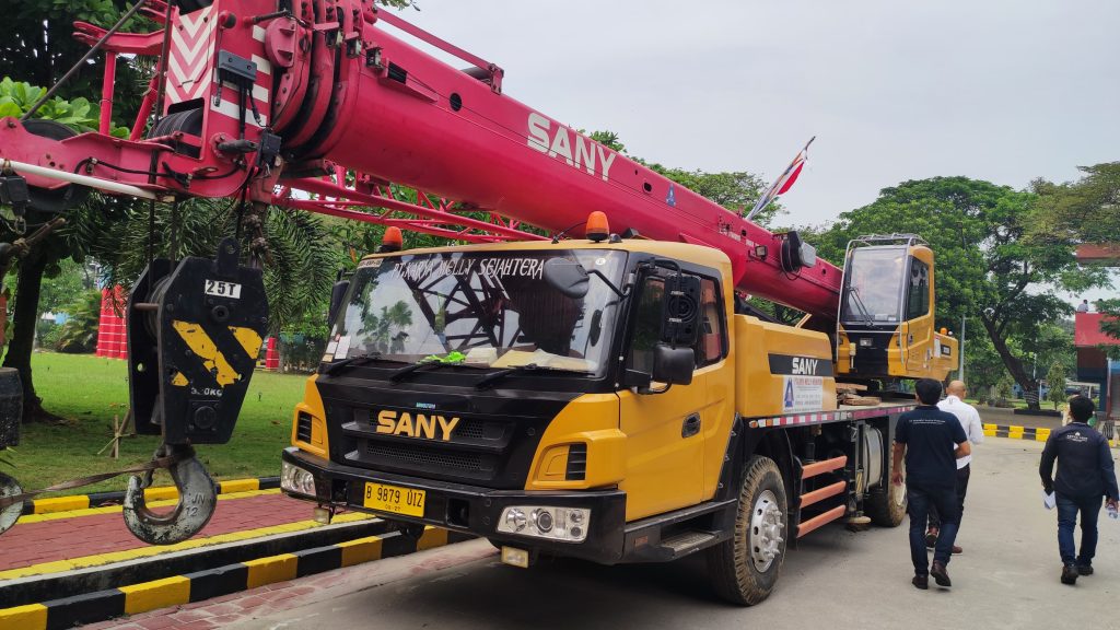 Sewa & Rental Alat Berat Mobil Crane (Mobile Crane):
