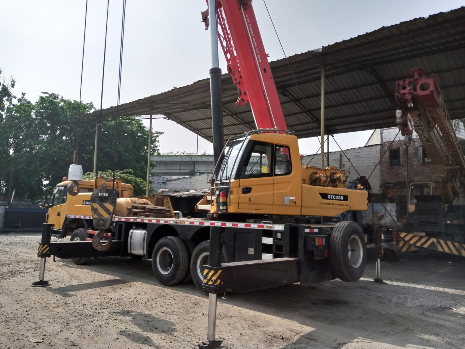 Sewa & Rental Alat Berat Mobil Crane (Mobile Crane):